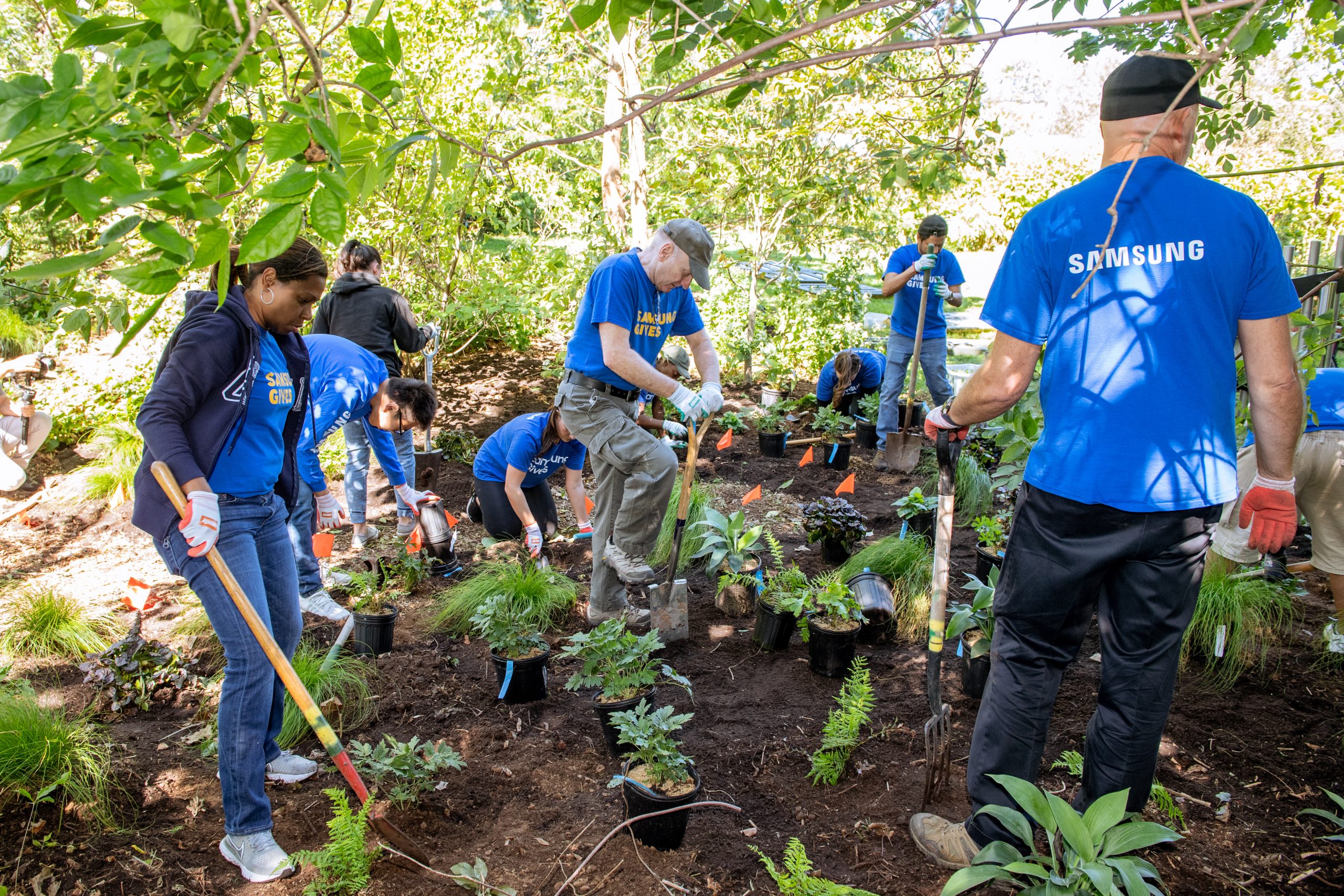 Samsung Employees Serve Communities during Day of Service - Samsung US ...
